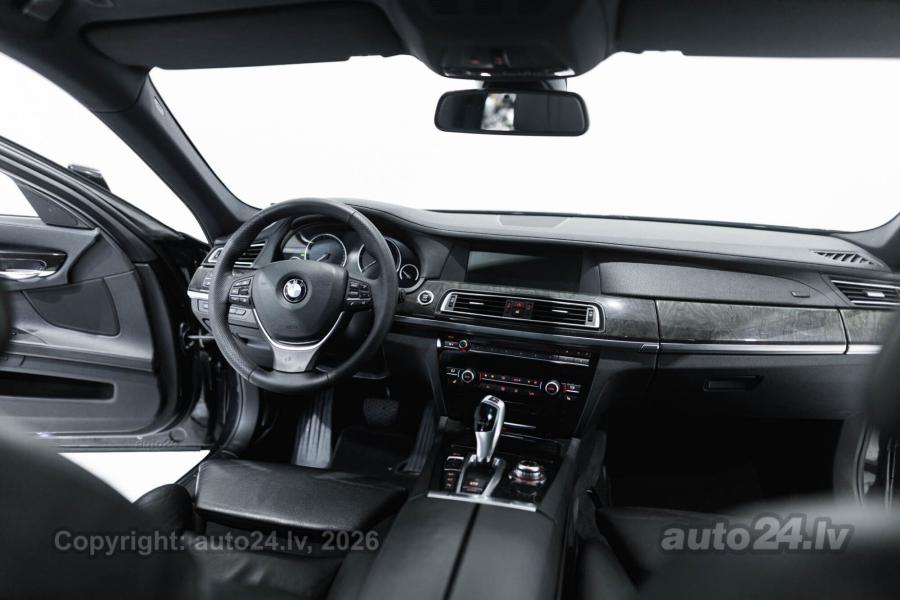 Black BMW 7 Series 2012 in Tallinn, with an engine capacity of 3.00 L and mileage of 239 thousand km for 11990 €, photo 16 on AUTOMOTO.COM.LV