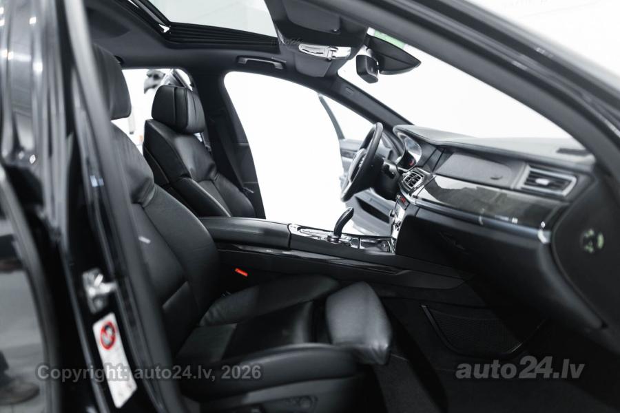 Black BMW 7 Series 2012 in Tallinn, with an engine capacity of 3.00 L and mileage of 239 thousand km for 11990 €, photo 17 on AUTOMOTO.COM.LV