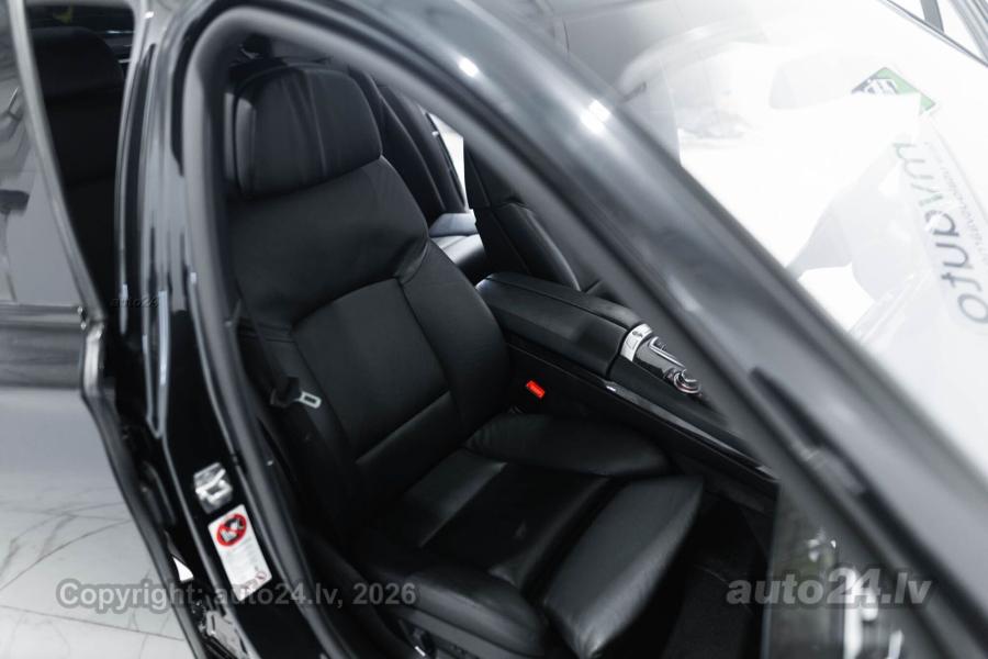 Black BMW 7 Series 2012 in Tallinn, with an engine capacity of 3.00 L and mileage of 239 thousand km for 11990 €, photo 18 on AUTOMOTO.COM.LV
