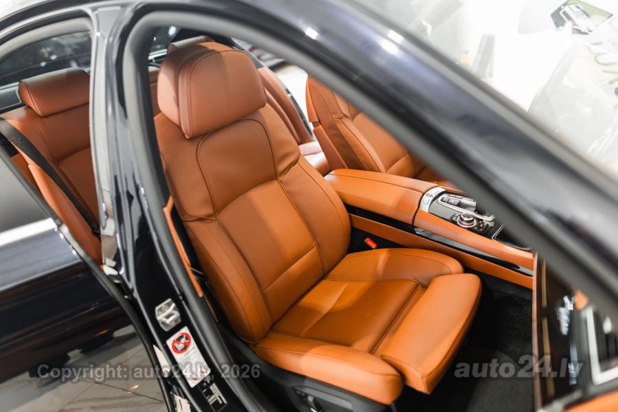 Melns BMW 7 Series 2012 Tallina, ar dzinēja tilpumu 3.00 L un nobraukumu 289 tūkst. km par 15990 €, foto 17 vietnē AUTOMOTO.COM.LV