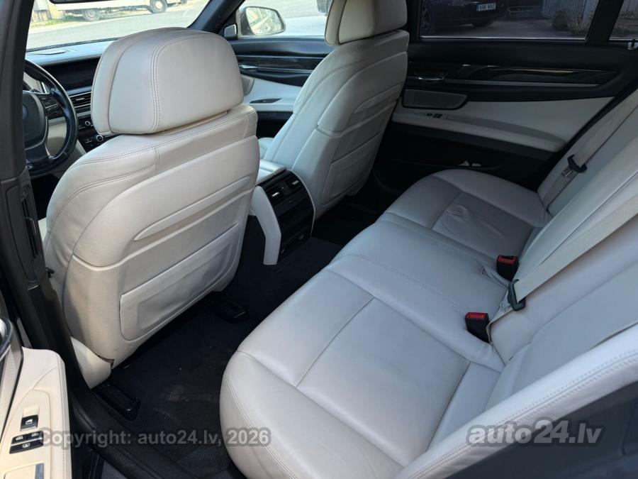 Melns BMW 7 Series 2012 Tartu, ar dzinēja tilpumu 3.00 L un nobraukumu 300 tūkst. km par 7900 €, foto 10 vietnē AUTOMOTO.COM.LV