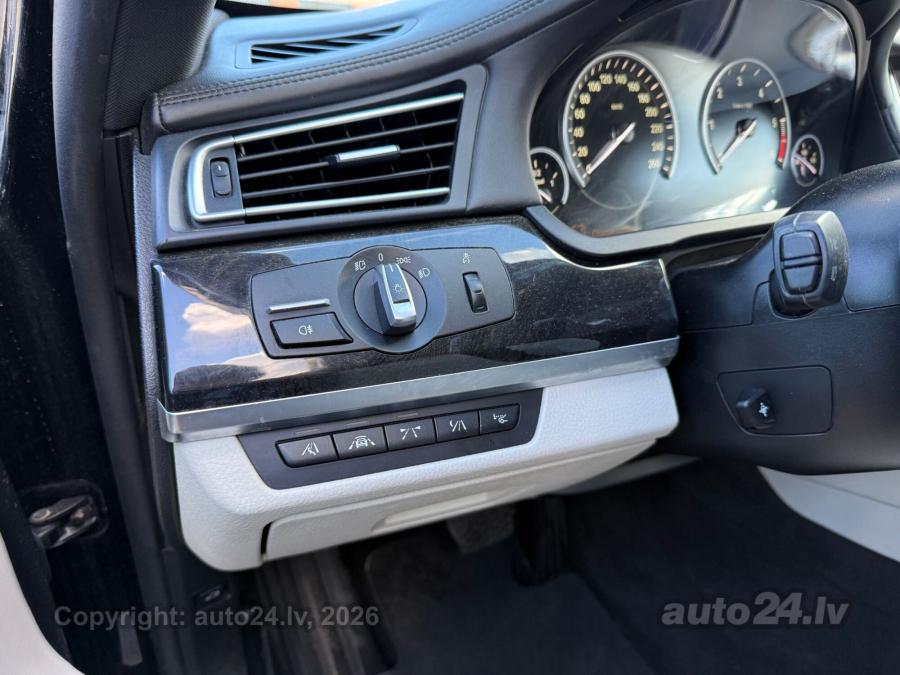 Melns BMW 7 Series 2012 Tartu, ar dzinēja tilpumu 3.00 L un nobraukumu 300 tūkst. km par 7900 €, foto 12 vietnē AUTOMOTO.COM.LV