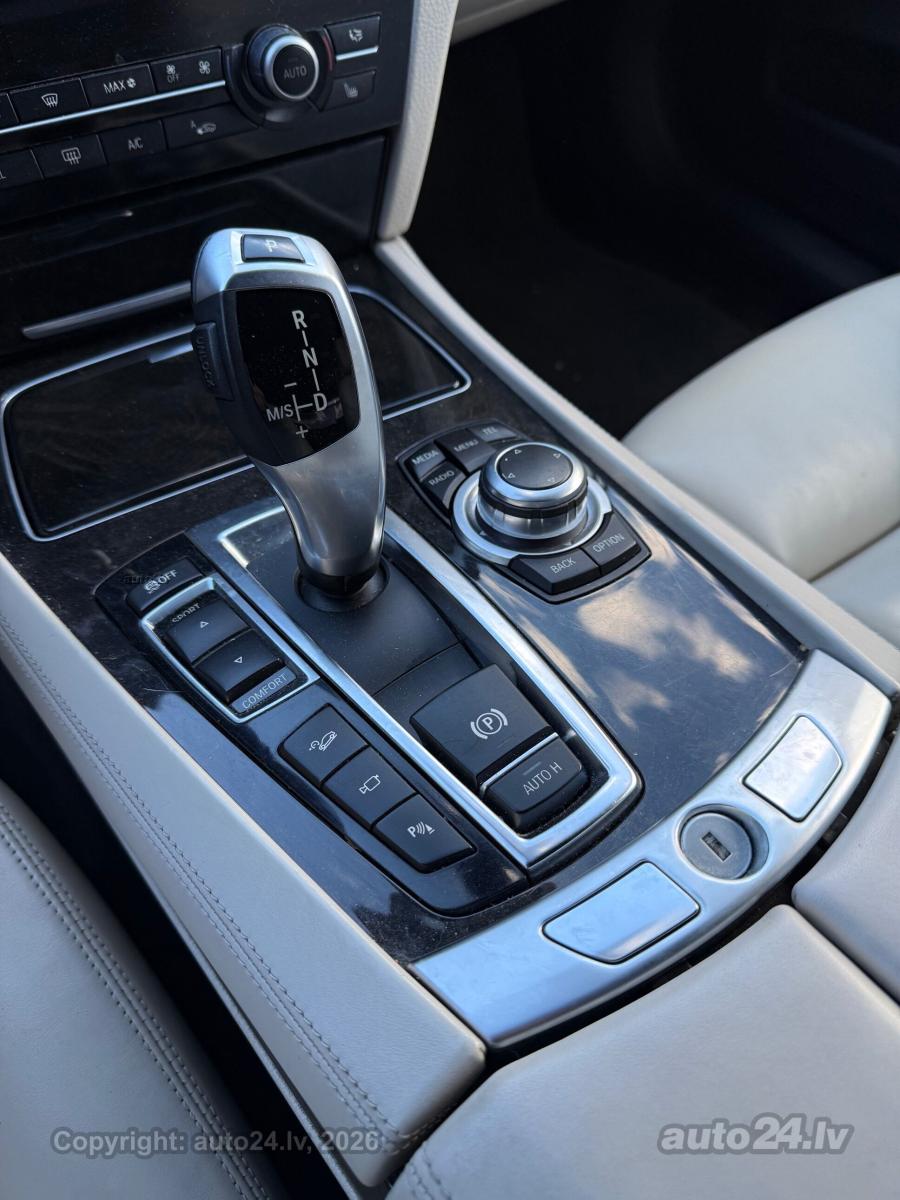 Melns BMW 7 Series 2012 Tartu, ar dzinēja tilpumu 3.00 L un nobraukumu 300 tūkst. km par 7900 €, foto 15 vietnē AUTOMOTO.COM.LV