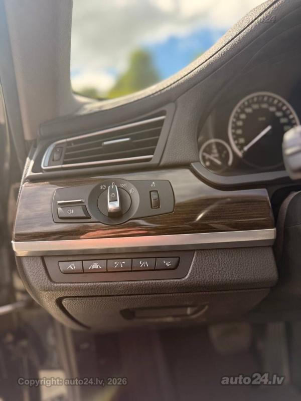 Melns BMW 7 Series 2012 Tallina, ar dzinēja tilpumu 3.00 L un nobraukumu 249 tūkst. km par 13000 €, foto 7 vietnē AUTOMOTO.COM.LV