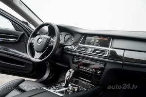 Melns BMW 7 Series 2013 Tallina, ar dzinēja tilpumu 3.00 L un nobraukumu 257 tūkst. km par 13999 €, foto 12 vietnē AUTOMOTO.COM.LV