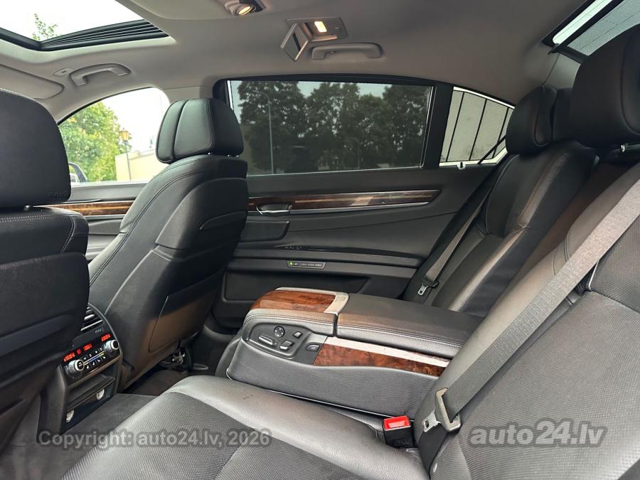 Melns BMW 7 Series 2013 Tallina, ar dzinēja tilpumu 3.00 L un nobraukumu 0 tūkst. km par 12989 €, foto 25 vietnē AUTOMOTO.COM.LV