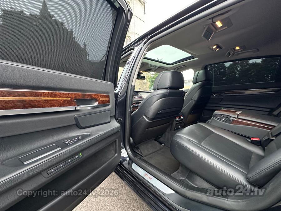 Melns BMW 7 Series 2013 Tallina, ar dzinēja tilpumu 3.00 L un nobraukumu 0 tūkst. km par 12989 €, foto 26 vietnē AUTOMOTO.COM.LV
