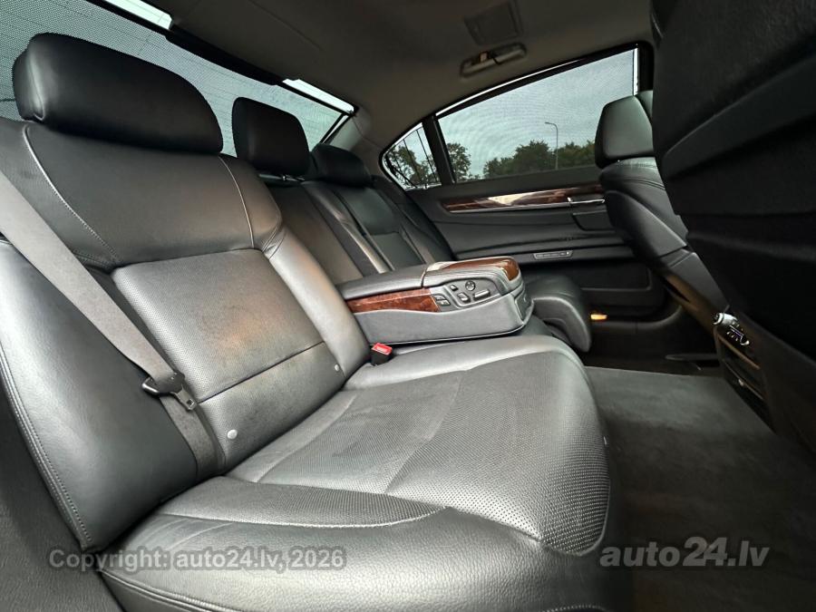 Melns BMW 7 Series 2013 Tallina, ar dzinēja tilpumu 3.00 L un nobraukumu 0 tūkst. km par 12989 €, foto 29 vietnē AUTOMOTO.COM.LV