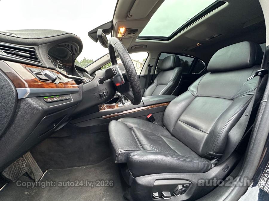 Melns BMW 7 Series 2013 Tallina, ar dzinēja tilpumu 3.00 L un nobraukumu 0 tūkst. km par 12989 €, foto 30 vietnē AUTOMOTO.COM.LV