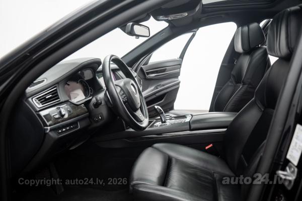 Melns BMW 7 Series 2013 Tallina, ar dzinēja tilpumu 3.00 L un nobraukumu 282 tūkst. km par 15999 €, foto 9 vietnē AUTOMOTO.COM.LV