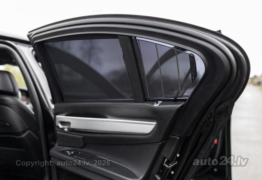 Melns BMW 7 Series 2014 Tallina, ar dzinēja tilpumu 3.00 L un nobraukumu 178 tūkst. km par 18199 €, foto 18 vietnē AUTOMOTO.COM.LV