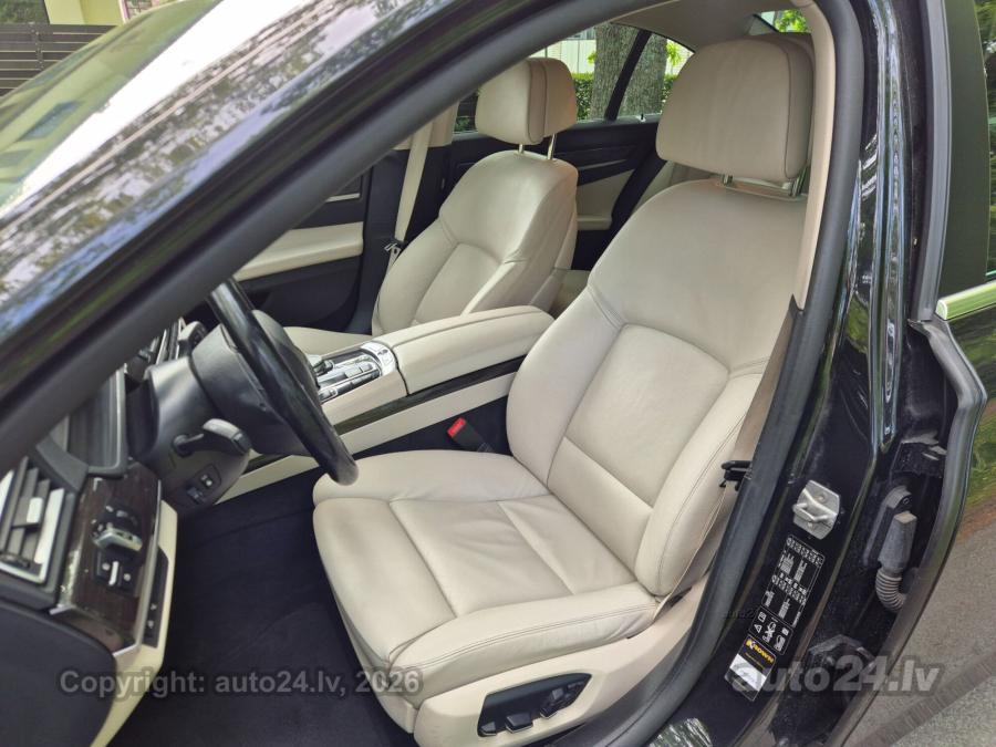 Black BMW 7 Series 2015 in Tallinn, with an engine capacity of 3.00 L and mileage of 186 thousand km for 17900 €, photo 10 on AUTOMOTO.COM.LV