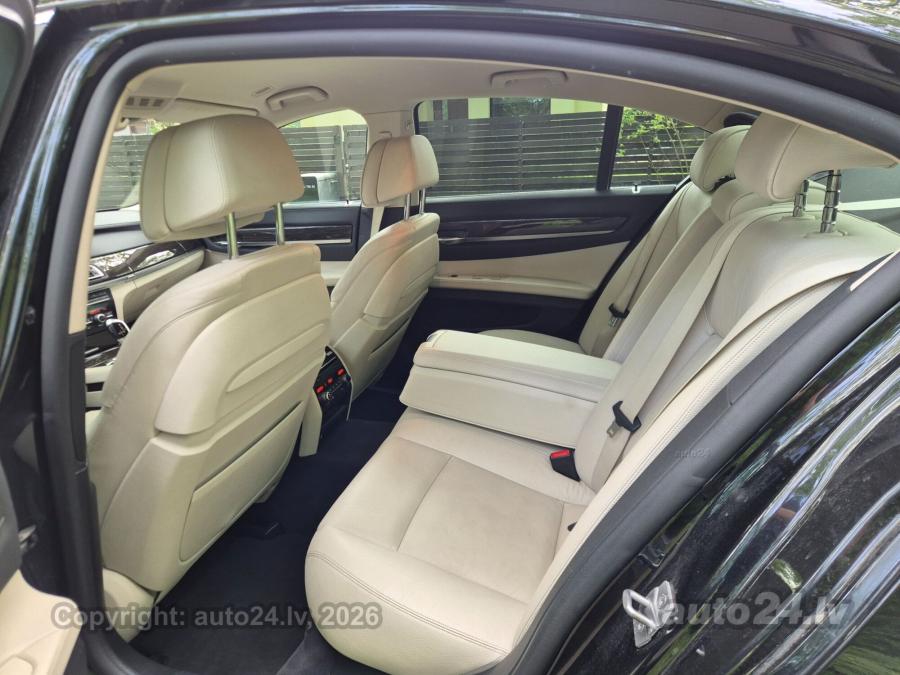 Black BMW 7 Series 2015 in Tallinn, with an engine capacity of 3.00 L and mileage of 186 thousand km for 17900 €, photo 15 on AUTOMOTO.COM.LV