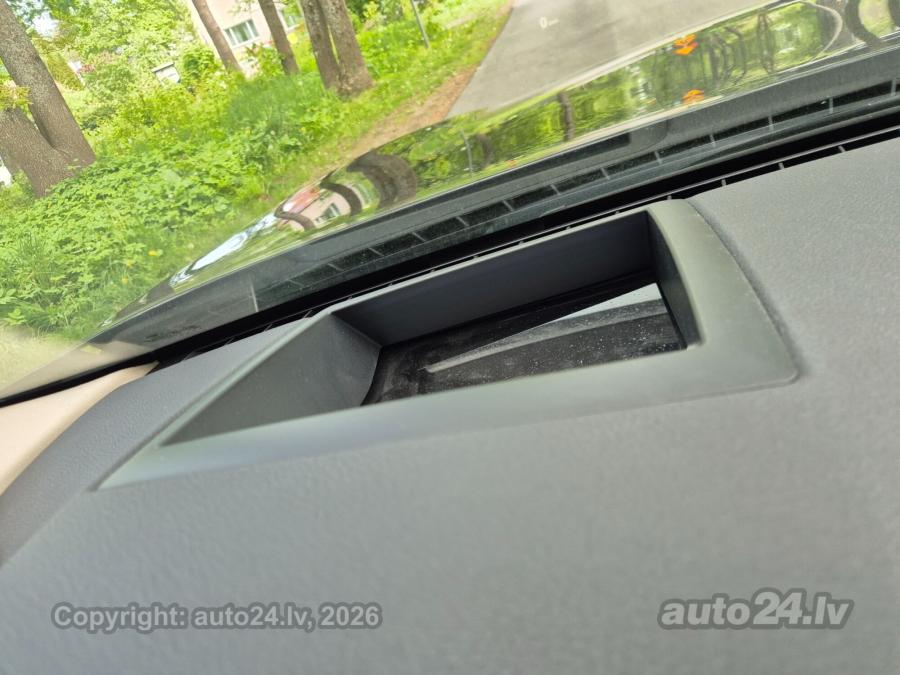 Black BMW 7 Series 2015 in Tallinn, with an engine capacity of 3.00 L and mileage of 186 thousand km for 17900 €, photo 24 on AUTOMOTO.COM.LV