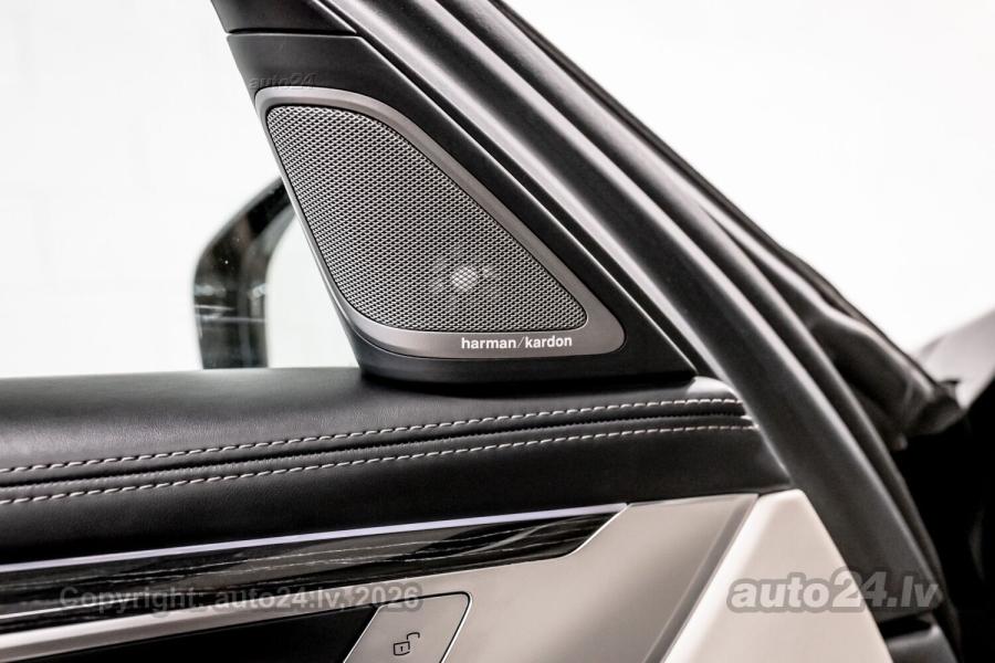 Black BMW 7 Series 2015 in Parnu, with an engine capacity of 3.00 L and mileage of 254 thousand km for 23490 €, photo 23 on AUTOMOTO.COM.LV