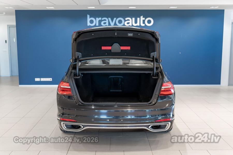 Black BMW 7 Series 2016 in Tallinn, with an engine capacity of 2.99 L and mileage of 120 thousand km for 32990 €, photo 22 on AUTOMOTO.COM.LV