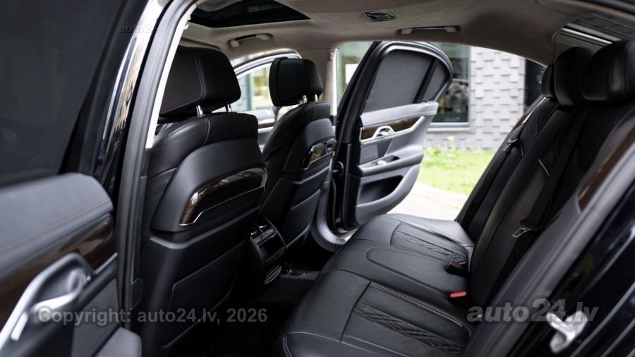 Melns BMW 7 Series 2017 Tallina, ar dzinēja tilpumu 3.00 L un nobraukumu 111 tūkst. km par 32000 €, foto 10 vietnē AUTOMOTO.COM.LV