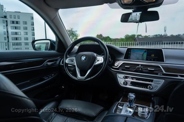 Black BMW 7 Series 2017 in Tallinn, with an engine capacity of 2.00 L and mileage of 217 thousand km for 25500 €, photo 9 on AUTOMOTO.COM.LV
