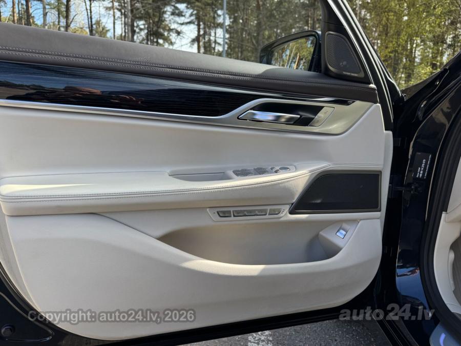 Melns BMW 7 Series 2017 Tallina, ar dzinēja tilpumu 3.00 L un nobraukumu 108 tūkst. km par 29800 €, foto 10 vietnē AUTOMOTO.COM.LV
