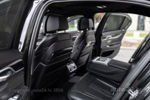 Black BMW 7 Series 2017 in Tallinn, with an engine capacity of 3.00 L and mileage of 214 thousand km for 25999 €, photo 11 on AUTOMOTO.COM.LV