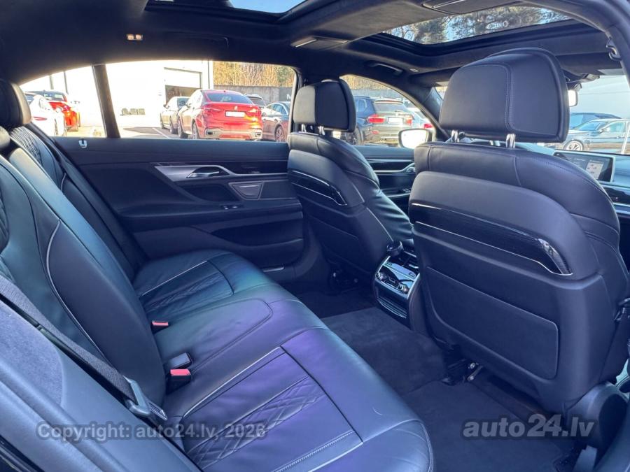 Melns BMW 7 Series 2018 Tallina, ar dzinēja tilpumu 4.40 L un nobraukumu 160 tūkst. km par 39800 €, foto 6 vietnē AUTOMOTO.COM.LV