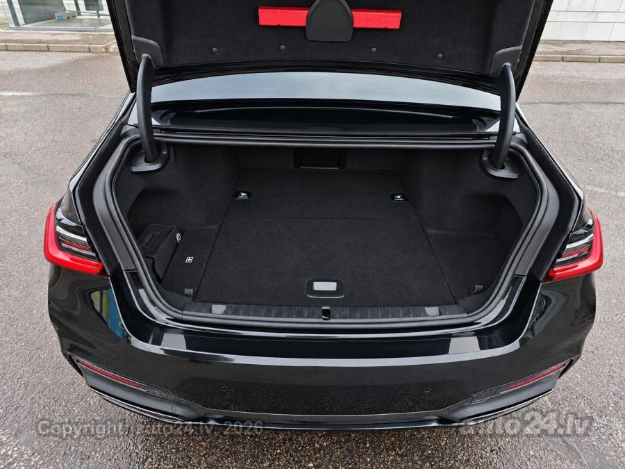 Melns BMW 7 Series 2020 Tallina, ar dzinēja tilpumu 3.00 L un nobraukumu 113 tūkst. km par 49900 €, foto 8 vietnē AUTOMOTO.COM.LV