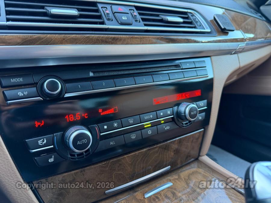 Zils BMW 7 Series 2011 Tallina, ar dzinēja tilpumu 3.00 L un nobraukumu 281 tūkst. km par 10900 €, foto 12 vietnē AUTOMOTO.COM.LV