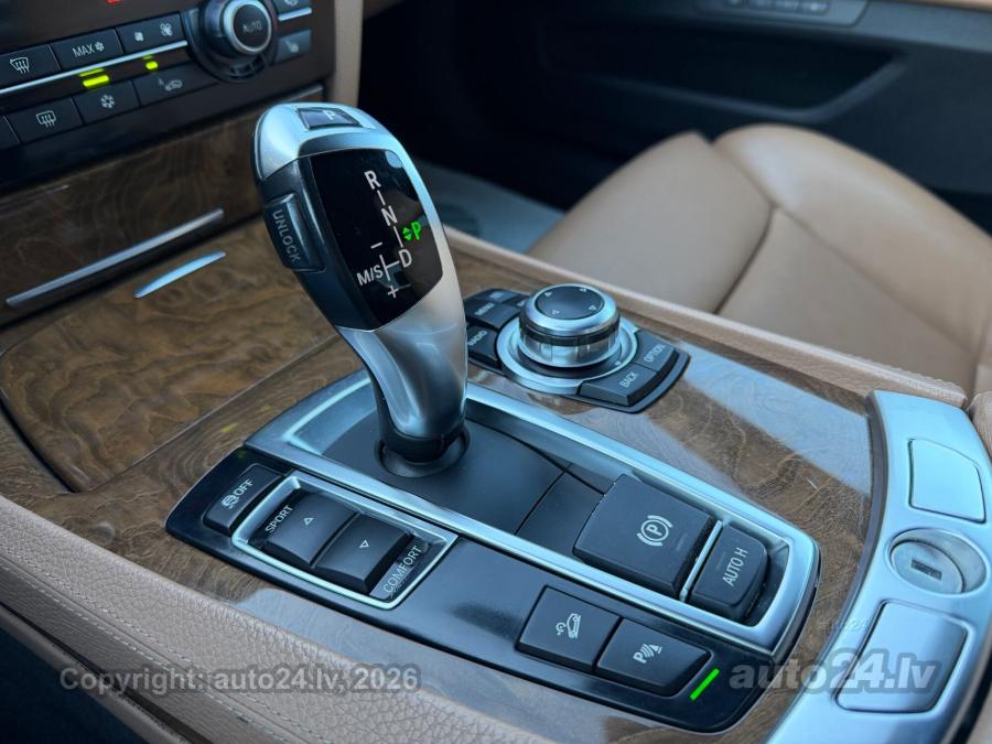 Zils BMW 7 Series 2011 Tallina, ar dzinēja tilpumu 3.00 L un nobraukumu 281 tūkst. km par 10900 €, foto 13 vietnē AUTOMOTO.COM.LV