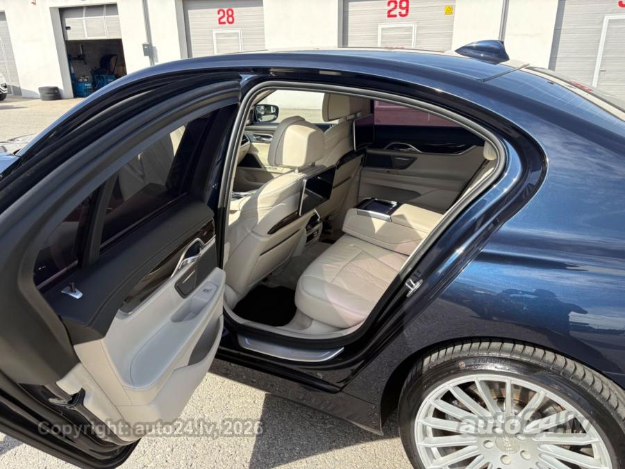 Blue BMW 7 Series 2015 in Parnu, with an engine capacity of 3.00 L and mileage of 280 thousand km for 24999 €, photo 7 on AUTOMOTO.COM.LV