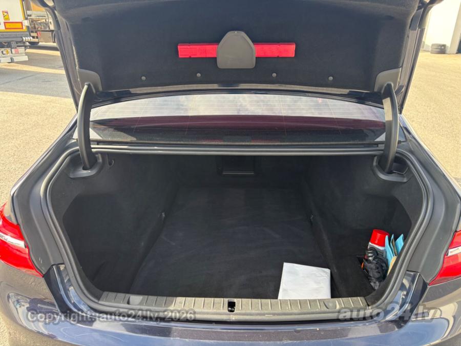 Blue BMW 7 Series 2015 in Parnu, with an engine capacity of 3.00 L and mileage of 280 thousand km for 24999 €, photo 11 on AUTOMOTO.COM.LV