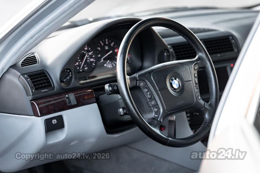 Pelēks BMW 7 Series 2001 Tartu, ar dzinēja tilpumu 4.40 L un nobraukumu 236 tūkst. km par 19500 €, foto 12 vietnē AUTOMOTO.COM.LV