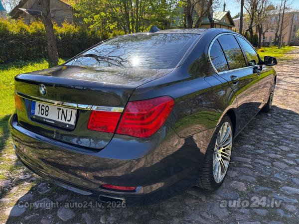 Pelēks BMW 7 Series 2010 Tallina, ar dzinēja tilpumu 3.00 L un nobraukumu 326 tūkst. km par 10600 €, foto 4 vietnē AUTOMOTO.COM.LV