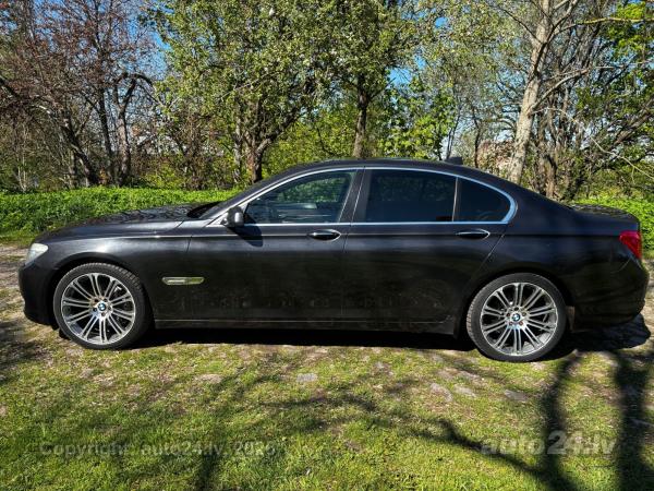 Pelēks BMW 7 Series 2010 Tallina, ar dzinēja tilpumu 3.00 L un nobraukumu 326 tūkst. km par 10600 €, foto 6 vietnē AUTOMOTO.COM.LV