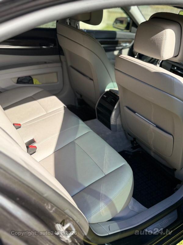 Pelēks BMW 7 Series 2011 Kohtla-Jerve, ar dzinēja tilpumu 3.00 L un nobraukumu 252 tūkst. km par 11699 €, foto 7 vietnē AUTOMOTO.COM.LV