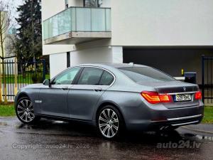 Pelēks BMW 7 Series 2013 Tallina, ar dzinēja tilpumu 3.00 L un nobraukumu 329 tūkst. km par 11590 €, foto 4 vietnē AUTOMOTO.COM.LV