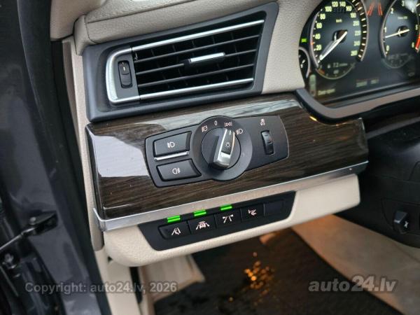 Pelēks BMW 7 Series 2013 Tallina, ar dzinēja tilpumu 3.00 L un nobraukumu 329 tūkst. km par 11590 €, foto 11 vietnē AUTOMOTO.COM.LV
