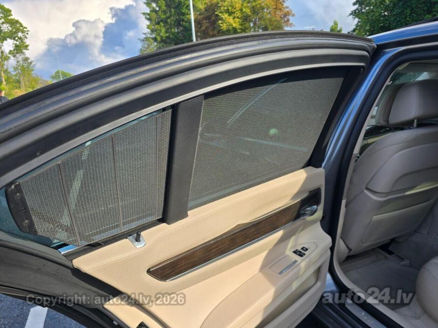 Pelēks BMW 7 Series 2013 Tallina, ar dzinēja tilpumu 3.00 L un nobraukumu 329 tūkst. km par 11590 €, foto 18 vietnē AUTOMOTO.COM.LV