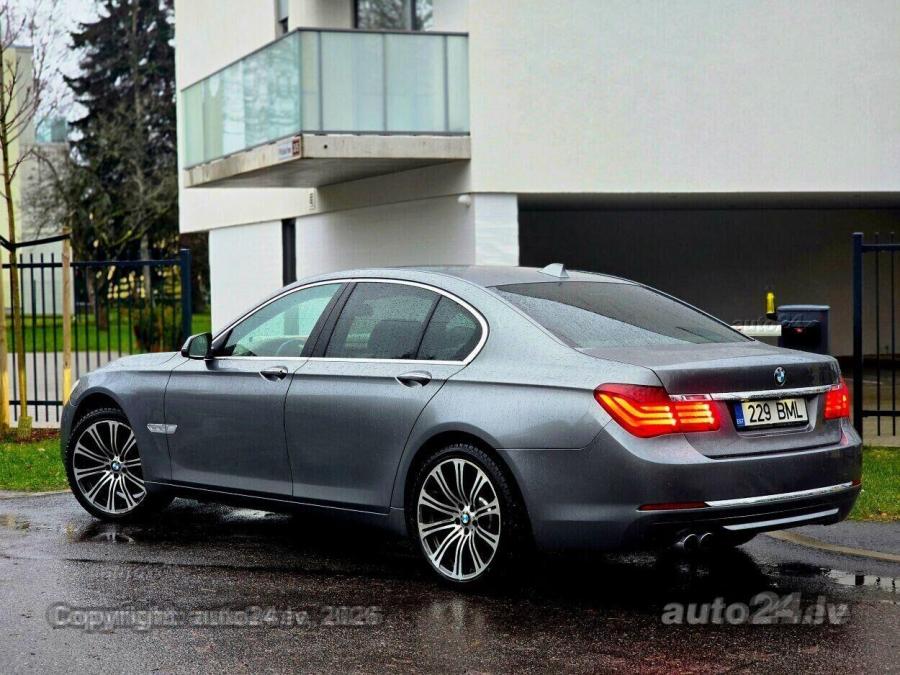Grey BMW 7 Series 2013 in Tallinn, with an engine capacity of 3.00 L and mileage of 329 thousand km for 11490 €, photo 6 on AUTOMOTO.COM.LV