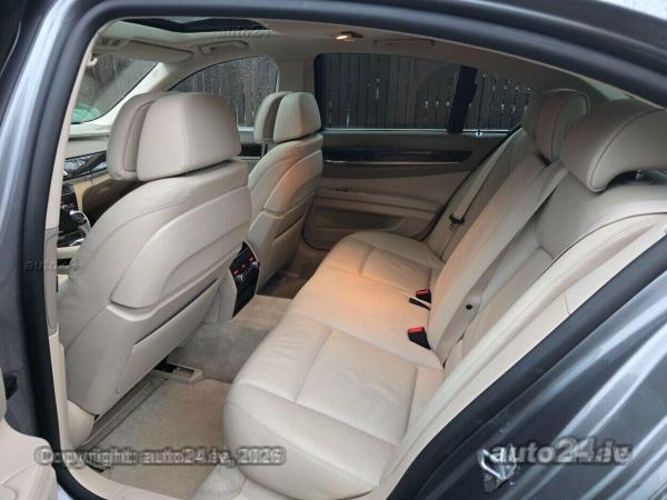 Pelēks BMW 7 Series 2013 Tallina, ar dzinēja tilpumu 3.00 L un nobraukumu 329 tūkst. km par 11490 €, foto 11 vietnē AUTOMOTO.COM.LV