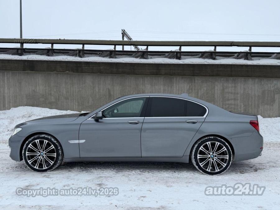 Pelēks BMW 7 Series 2013 Tallina, ar dzinēja tilpumu 3.00 L un nobraukumu 334 tūkst. km par 13999 €, foto 4 vietnē AUTOMOTO.COM.LV