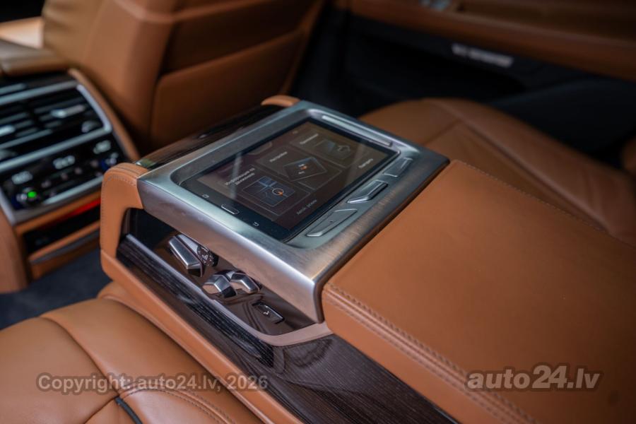 Grey BMW 7 Series 2015 in Tallinn, with an engine capacity of 4.40 L and mileage of 179 thousand km for 24900 €, photo 13 on AUTOMOTO.COM.LV