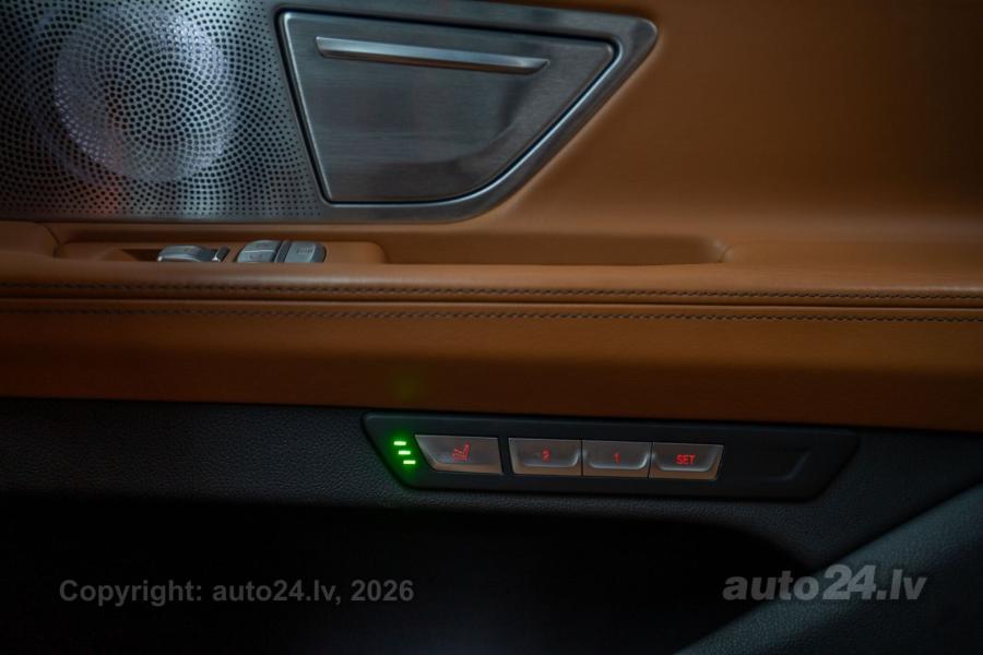 Grey BMW 7 Series 2015 in Tallinn, with an engine capacity of 4.40 L and mileage of 179 thousand km for 24900 €, photo 15 on AUTOMOTO.COM.LV