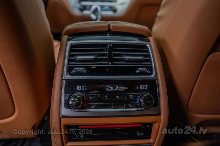Grey BMW 7 Series 2015 in Tallinn, with an engine capacity of 4.40 L and mileage of 179 thousand km for 24900 €, photo 16 on AUTOMOTO.COM.LV