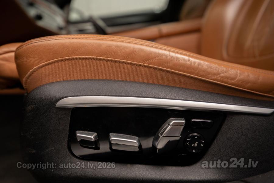 Grey BMW 7 Series 2015 in Tallinn, with an engine capacity of 4.40 L and mileage of 179 thousand km for 24900 €, photo 18 on AUTOMOTO.COM.LV