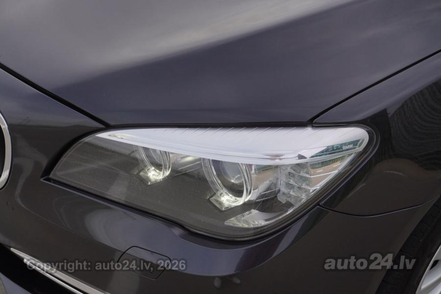 Pelēks BMW 7 Series 2015 Tallina, ar dzinēja tilpumu 3.00 L un nobraukumu 281 tūkst. km par 18990 €, foto 8 vietnē AUTOMOTO.COM.LV