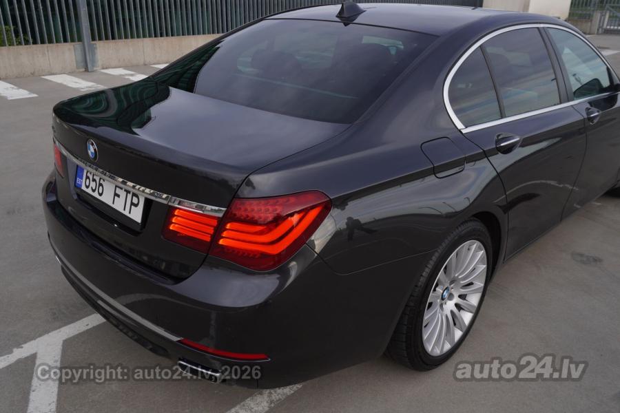 Pelēks BMW 7 Series 2015 Tallina, ar dzinēja tilpumu 3.00 L un nobraukumu 281 tūkst. km par 18990 €, foto 9 vietnē AUTOMOTO.COM.LV