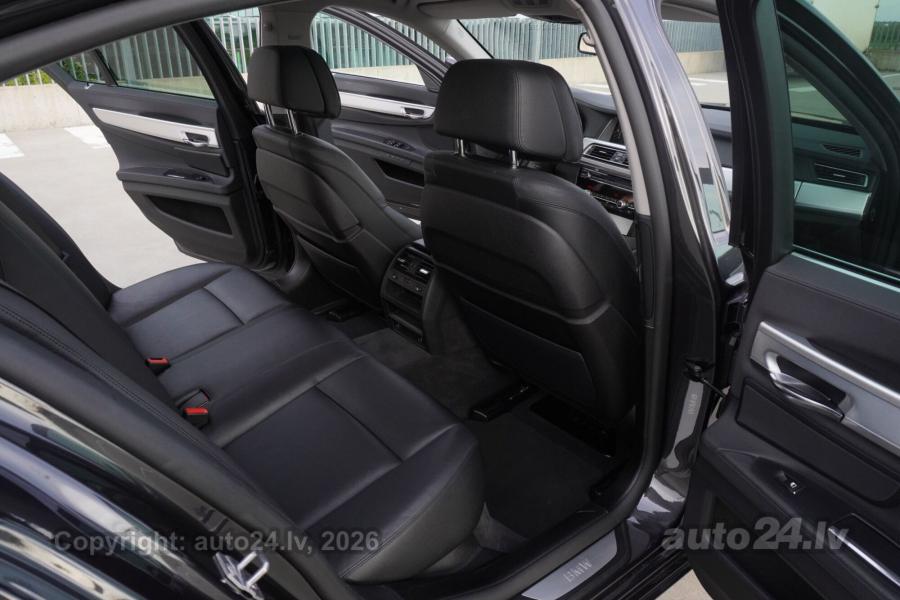 Pelēks BMW 7 Series 2015 Tallina, ar dzinēja tilpumu 3.00 L un nobraukumu 281 tūkst. km par 18990 €, foto 14 vietnē AUTOMOTO.COM.LV