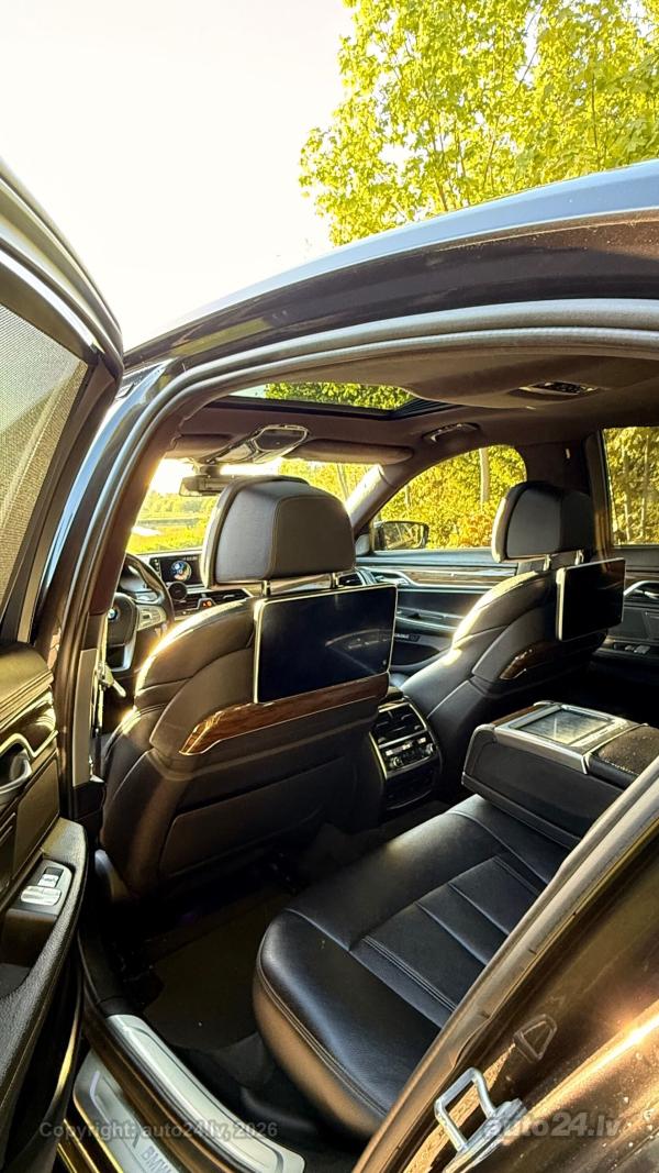 Grey BMW 7 Series 2016 in Tallinn, with an engine capacity of 3.00 L and mileage of 251 thousand km for 24750 €, photo 10 on AUTOMOTO.COM.LV