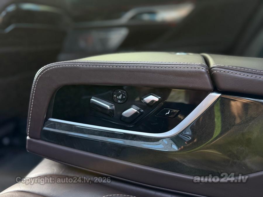 Pelēks BMW 7 Series 2016 Tallina, ar dzinēja tilpumu 3.00 L un nobraukumu 218 tūkst. km par 32900 €, foto 16 vietnē AUTOMOTO.COM.LV