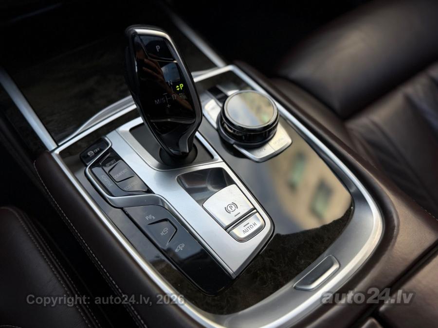Pelēks BMW 7 Series 2016 Tallina, ar dzinēja tilpumu 3.00 L un nobraukumu 218 tūkst. km par 32900 €, foto 18 vietnē AUTOMOTO.COM.LV